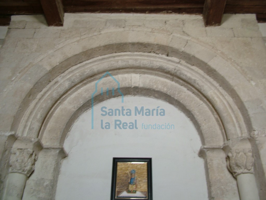 Detalle del arco de medio punto de la portada | Románico Digital Detalle del arco de medio punto de la portada | Románico Digital